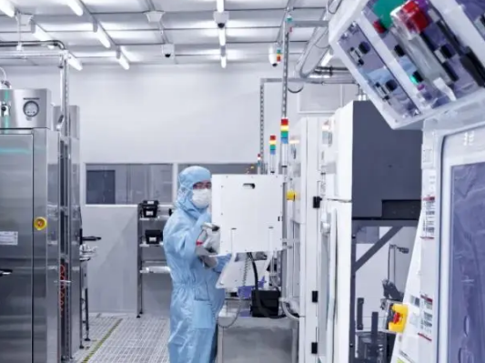 Graphene Growth and Adherence to Silicon Wafers